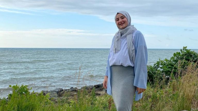 Koreli Mağduru Türbanlı Zehra - Türk İfşa